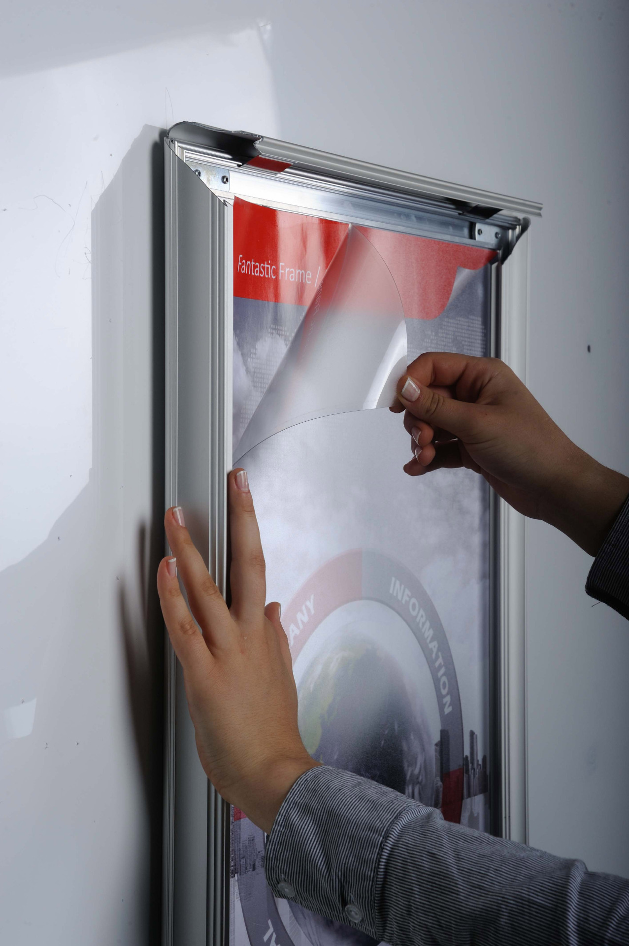 FFM 0001- A4 alumínium plakát keret, kalsszikus hatású, 40 mm profillal